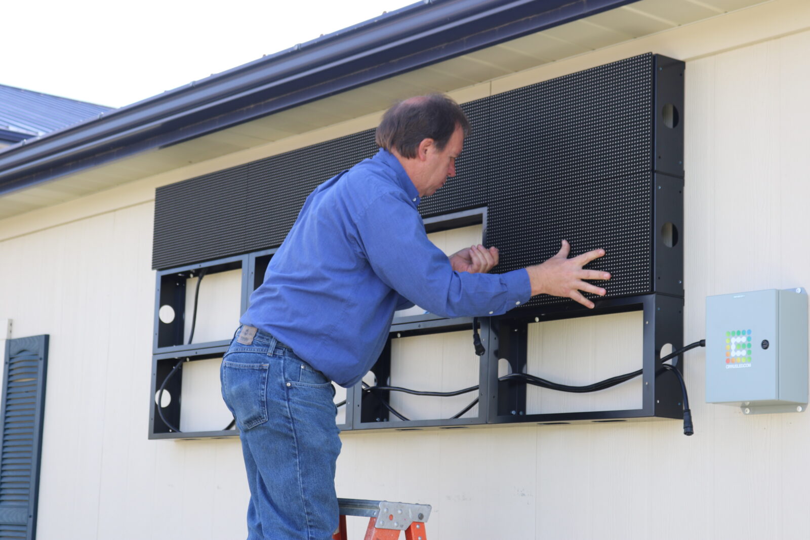 Cirrus Outdoor Sign 9mm 4'x8' sign display (32 sq ft)